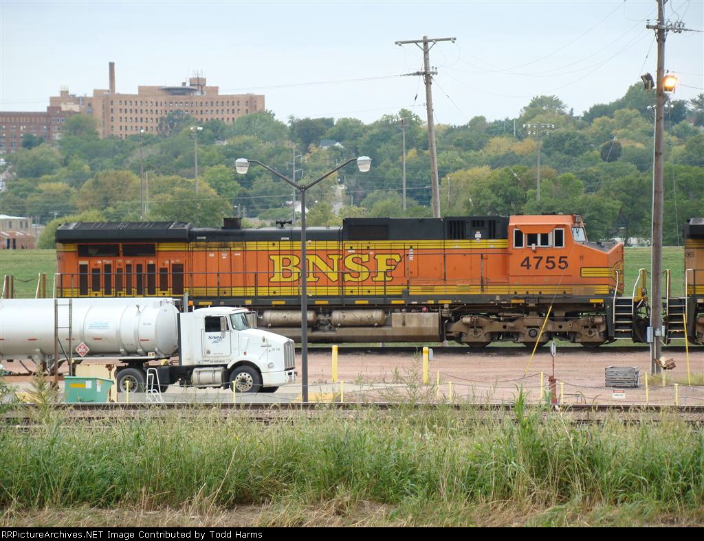 BNSF 4755